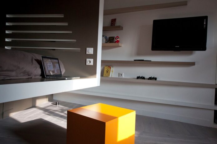 This 302-Square-Foot Apartment Feels Much Bigger Than It Actually Is ...