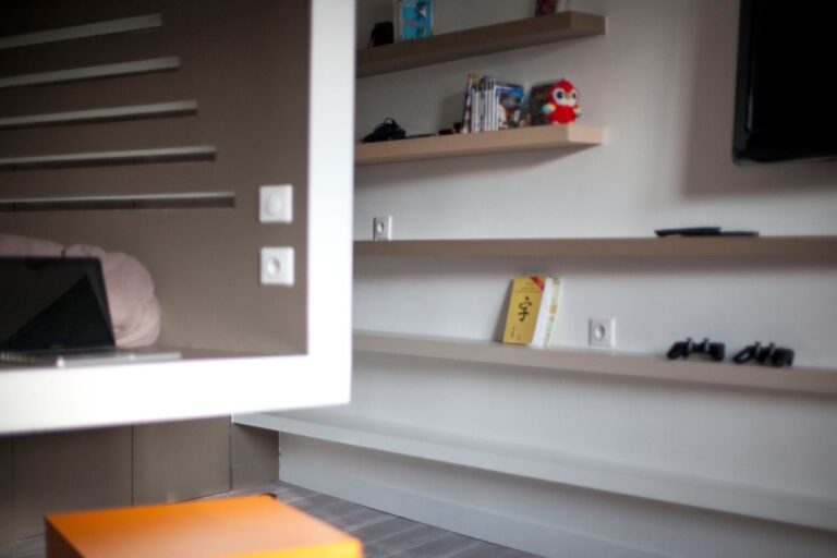This 302-Square-Foot Apartment Feels Much Bigger Than It Actually Is ...