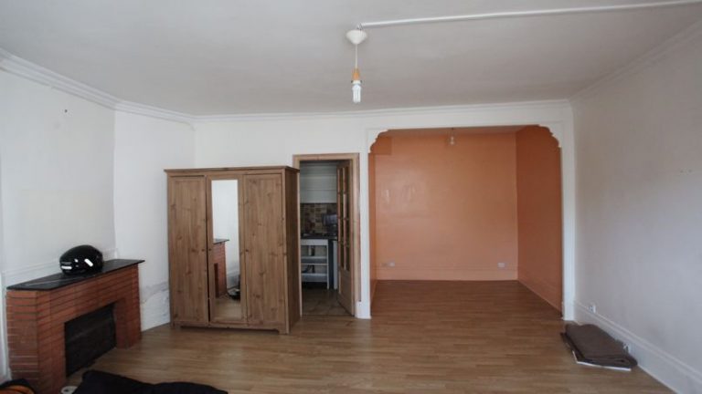 This 302-Square-Foot Apartment Feels Much Bigger Than It Actually Is ...