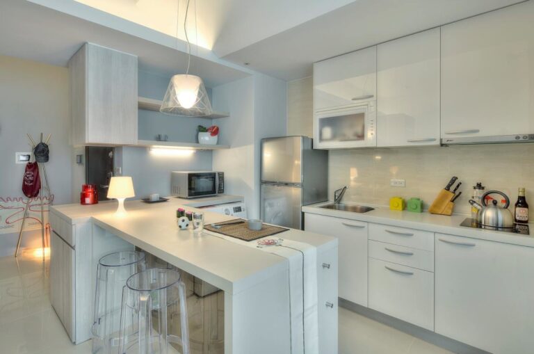 A 345-Square-Foot Open-Plan Apartment Spiced With a Dash of Privacy ...