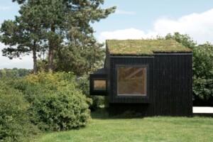Minimalistic Guest House Makes Elegant Use of Natural Materials ...