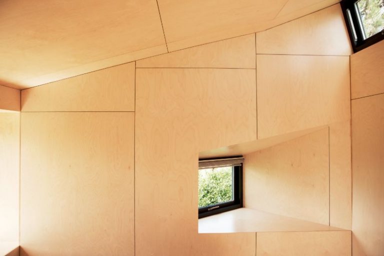 Minimalistic Guest House Makes Elegant Use of Natural Materials ...