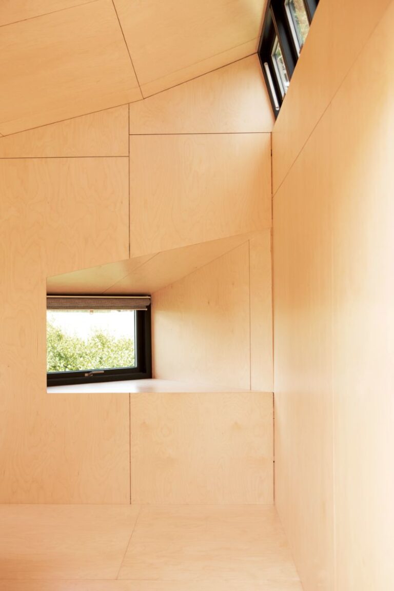 Minimalistic Guest House Makes Elegant Use of Natural Materials ...