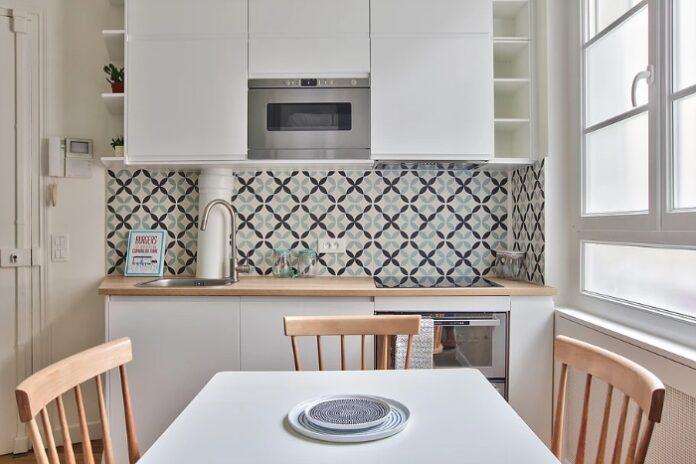 20 M2 Parisian Studio Apartment Features Soft Tones and Stunning Mosaic ...