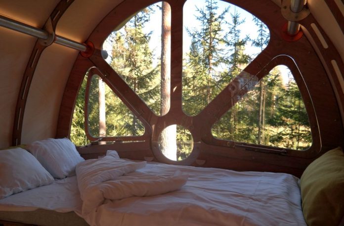 Cylinder-Shaped Treehouse Comes as a Flatpack and Can Be Mounted in ...