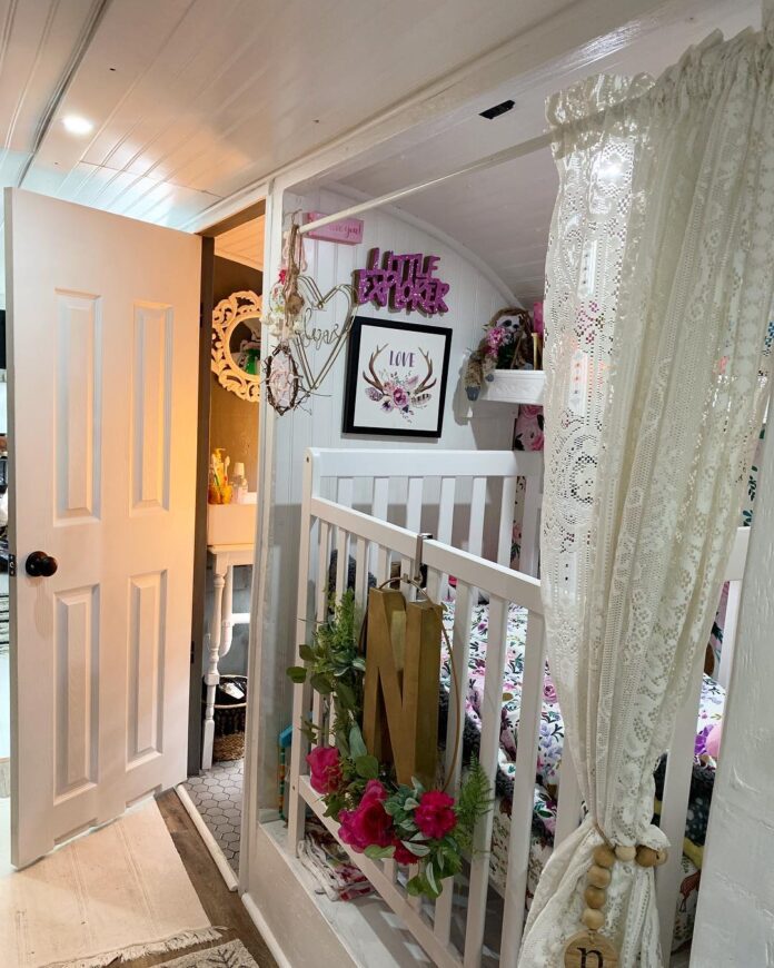 Couple Purchased $2,000 Bus and Turned It Into Their Dream Home ...