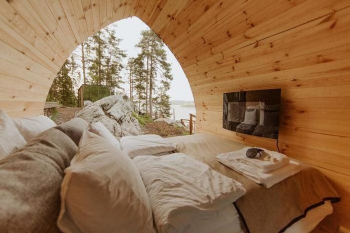 Mirrored Glass Cabin Offers Spectacular 180-Degree Nature Views ...