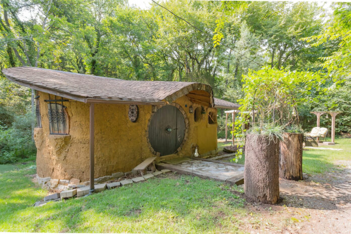 14 Holiday Hobbit Houses Where You Can Experience the Simple Life of ...