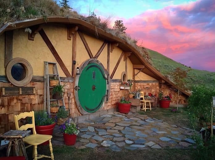 14 Holiday Hobbit Houses Where You Can Experience the Simple Life of ...