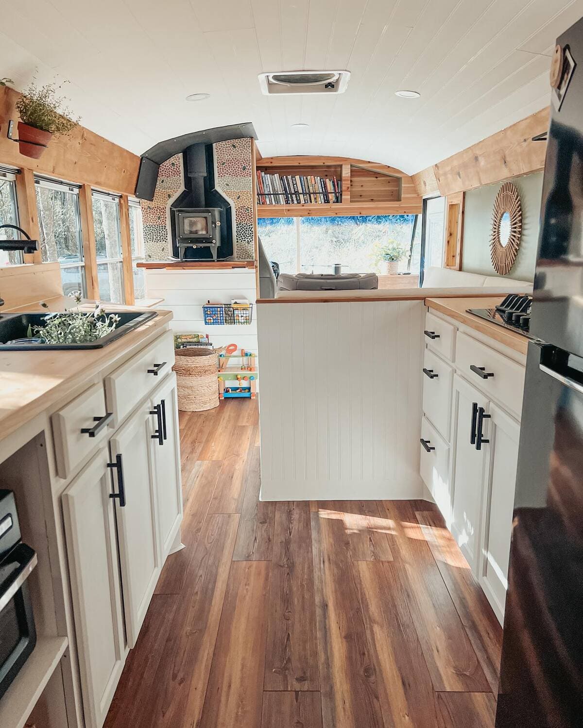Couple Transforms Old Bus Into Luxurious Tiny Home With Pop-Out TV in ...