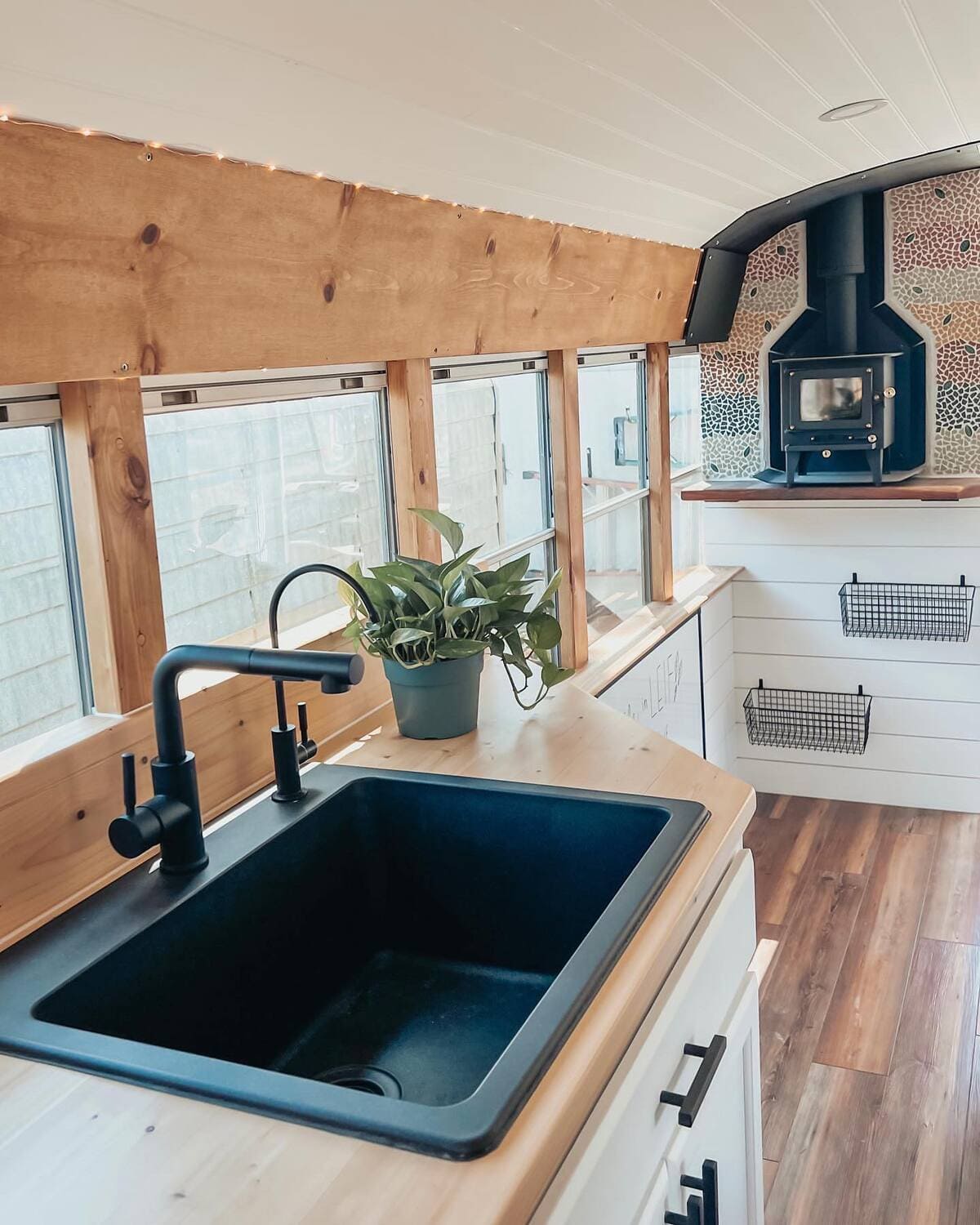 Couple Transforms Old Bus Into Luxurious Tiny Home With Pop-Out TV in ...