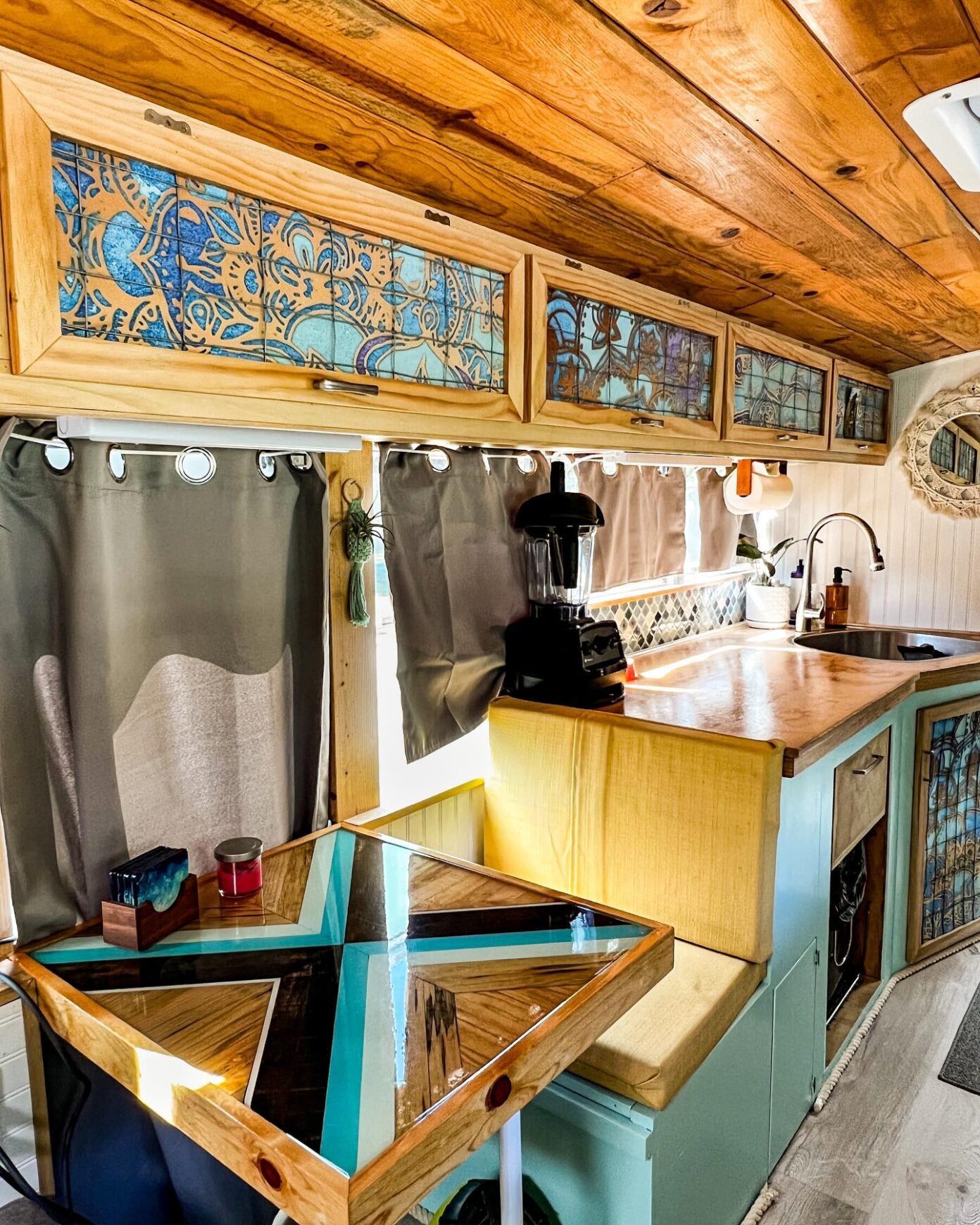 This Incredible Bus Conversion was built for 2 Bunnies, 2 Cats, 1 Dog ...