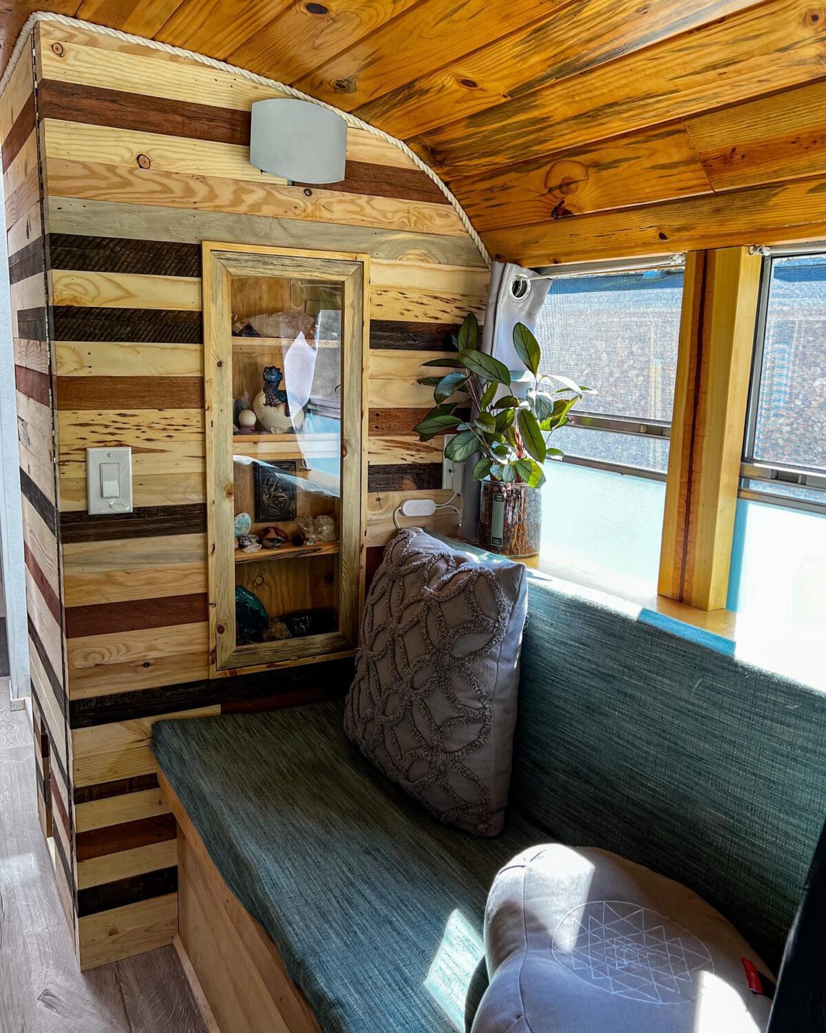 This Incredible Bus Conversion was built for 2 Bunnies, 2 Cats, 1 Dog ...