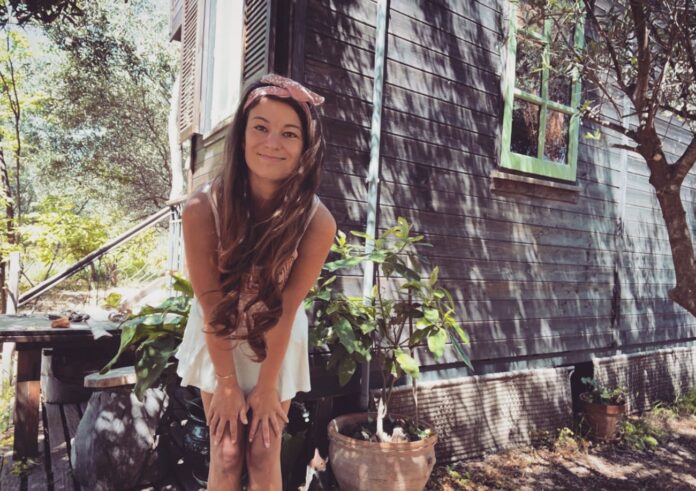 Woman Builds Her Dream Tiny House With Recycled Materials for Just ...