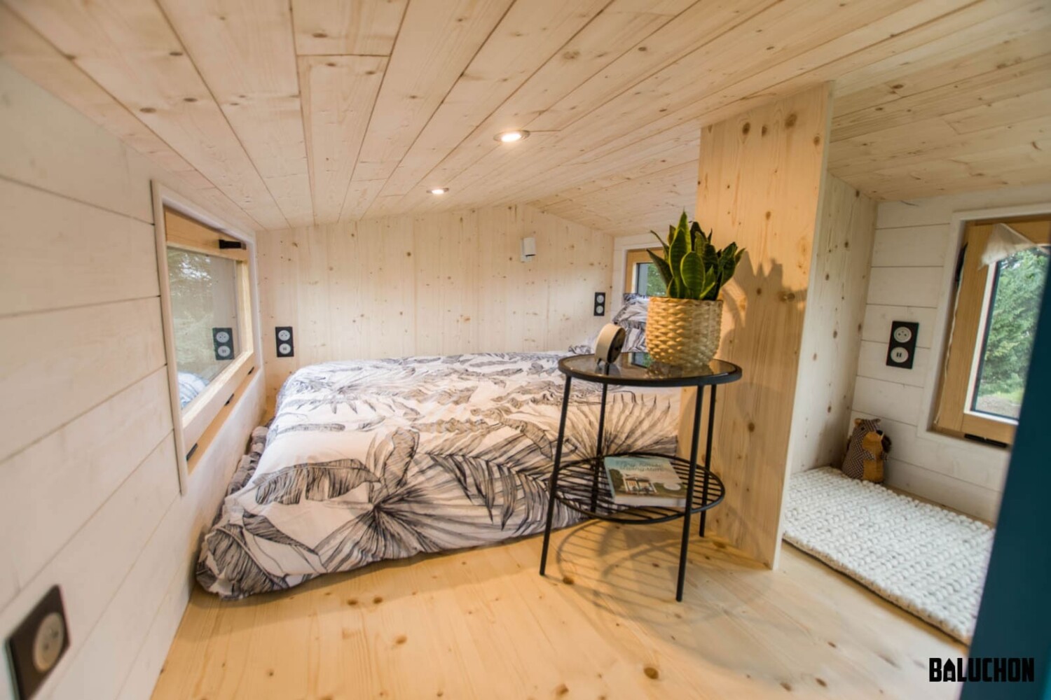 Explore the Gorgeous Interior of Tiny House Built for Travelling Family ...