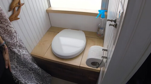 This Incredible Bus Conversion was built for 2 Bunnies, 2 Cats, 1 Dog ...