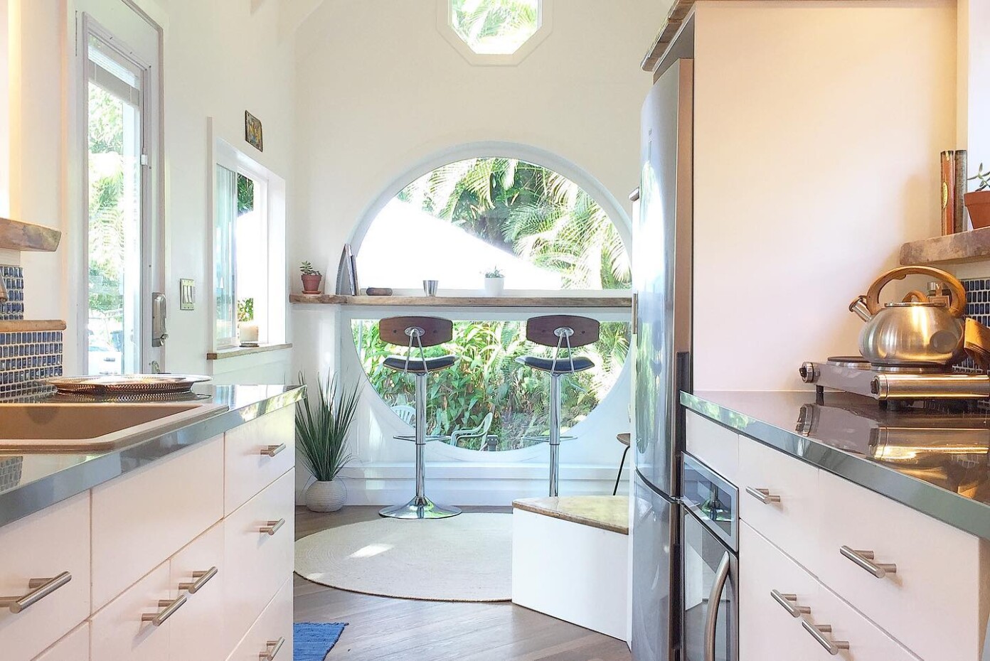 Sleek Tiny House Boasts Enormous Round Window, Outdoor Bar Pass-Through ...