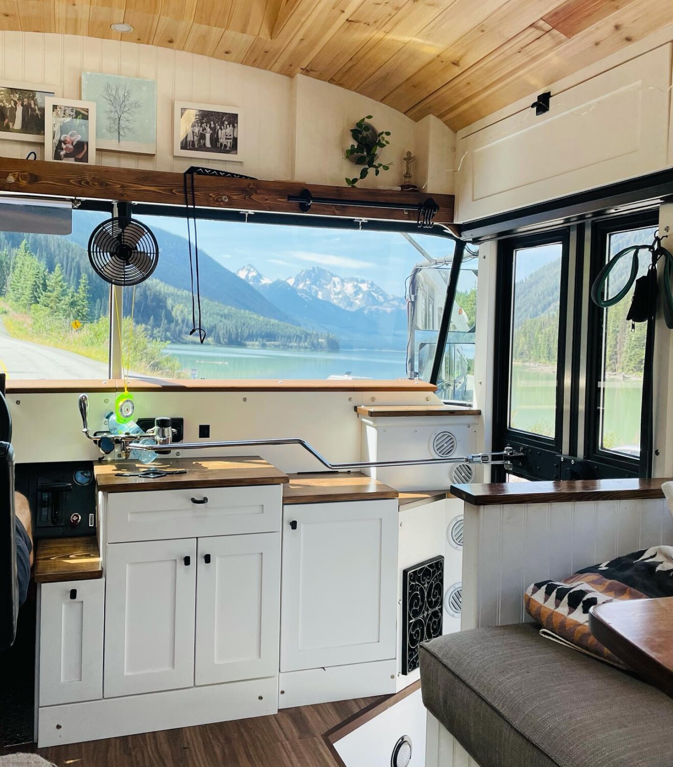 Retired Couple Lives the Dream in a Converted School Bus – See Inside ...