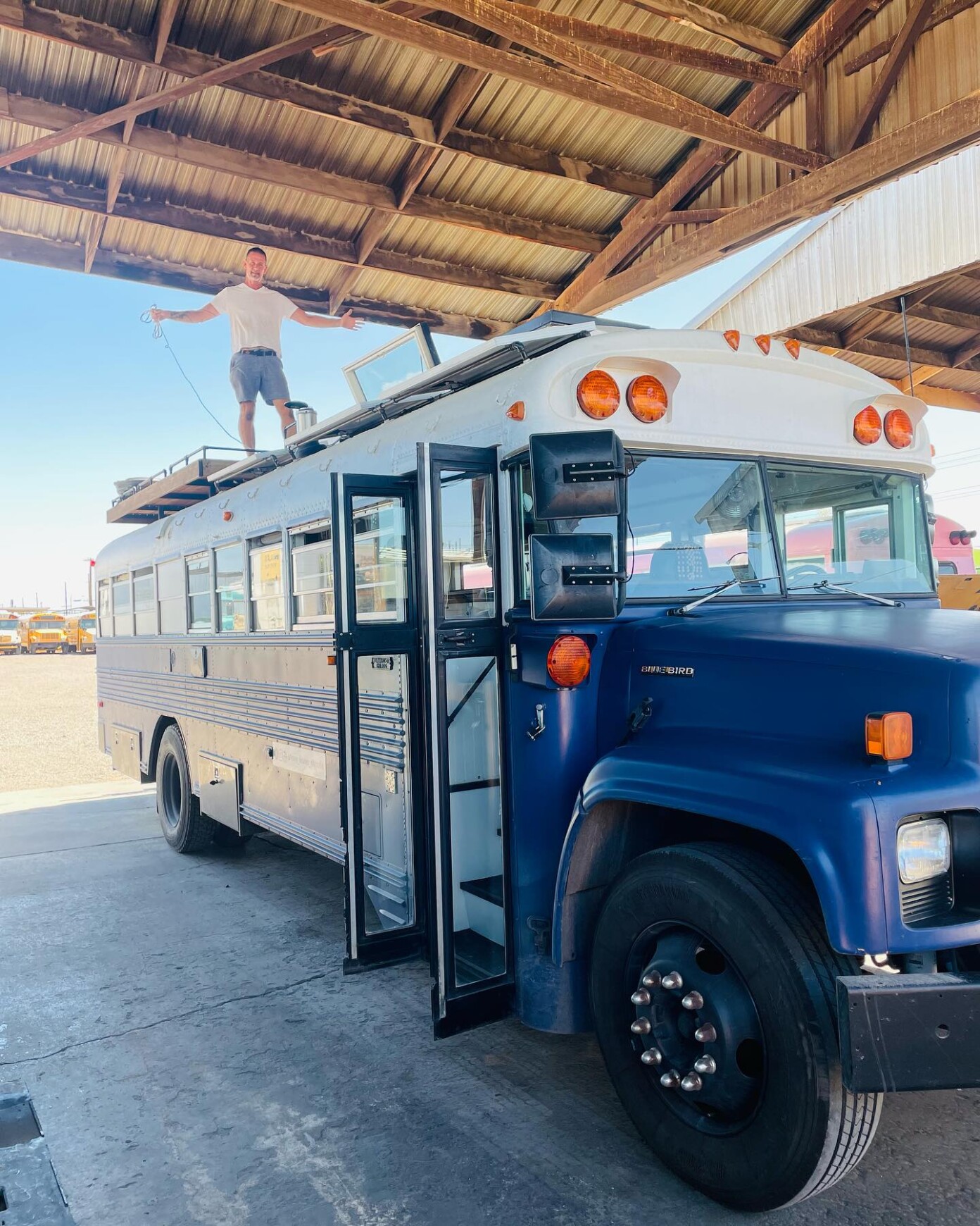 Retired Couple Lives the Dream in a Converted School Bus – See Inside ...