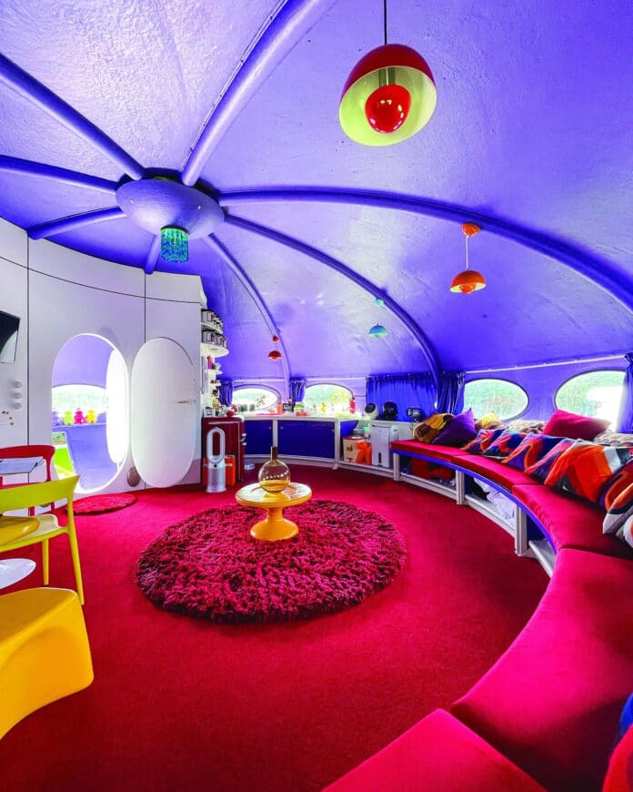 This retro UFO-Style Futuro House Airbnb Will Transport You to the 70s ...
