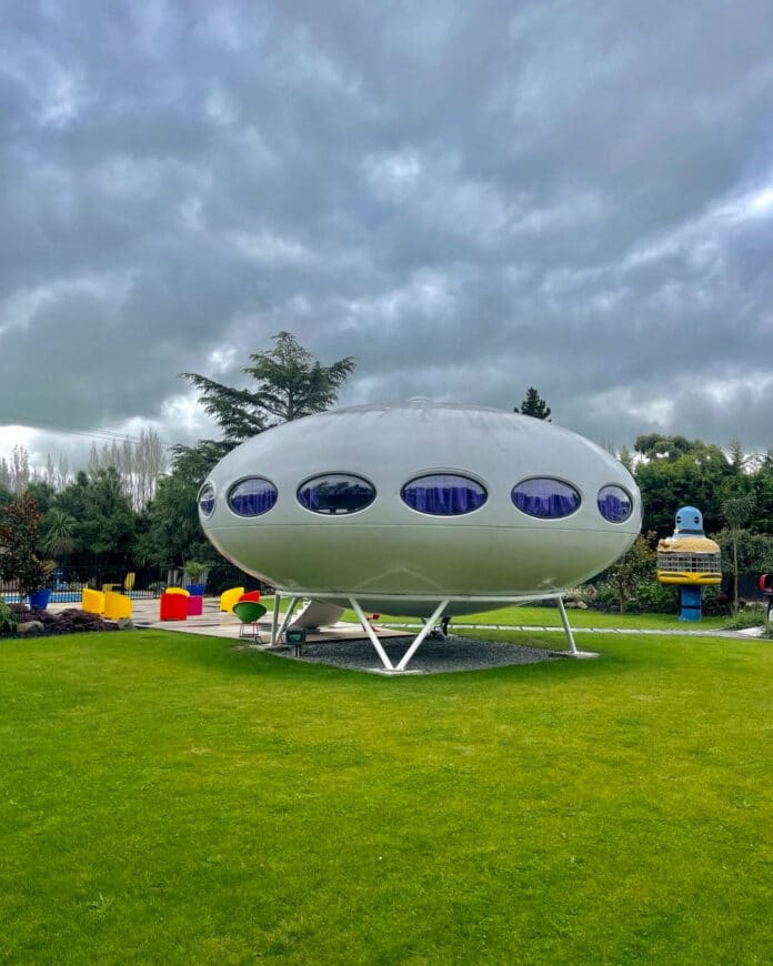 This retro UFO-Style Futuro House Airbnb Will Transport You to the 70s ...