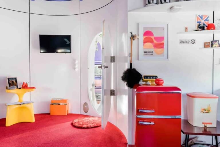 This retro UFO-Style Futuro House Airbnb Will Transport You to the 70s ...