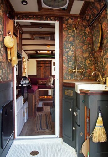 This Hobbit-Inspired Campervan Brings the Charm of Middle-Earth to the ...